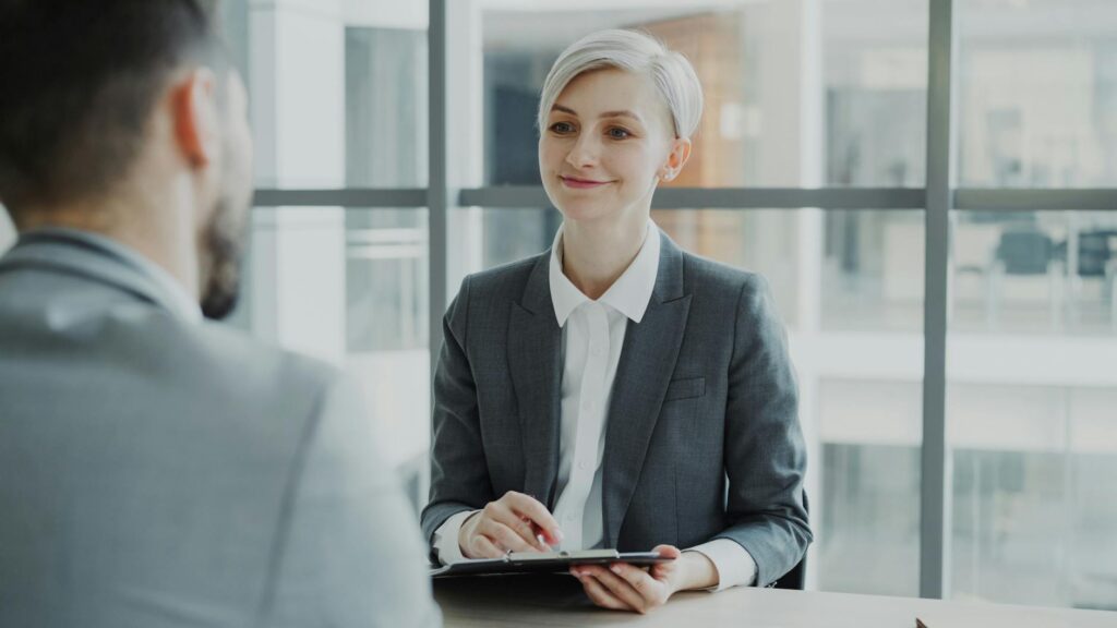 Big Four recrutement : comparatif Deloitte, EY, PwC, KPMG pour débuter ...